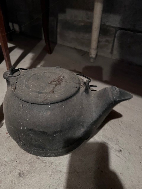 Great Finds Online Auctions - Civil War-era Cast Iron Tea Kettle