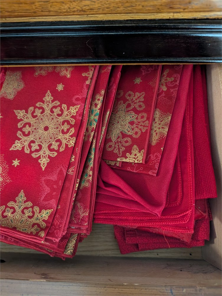 Great Finds Online Auctions - Assorted Decorative Table Linens – Red ...