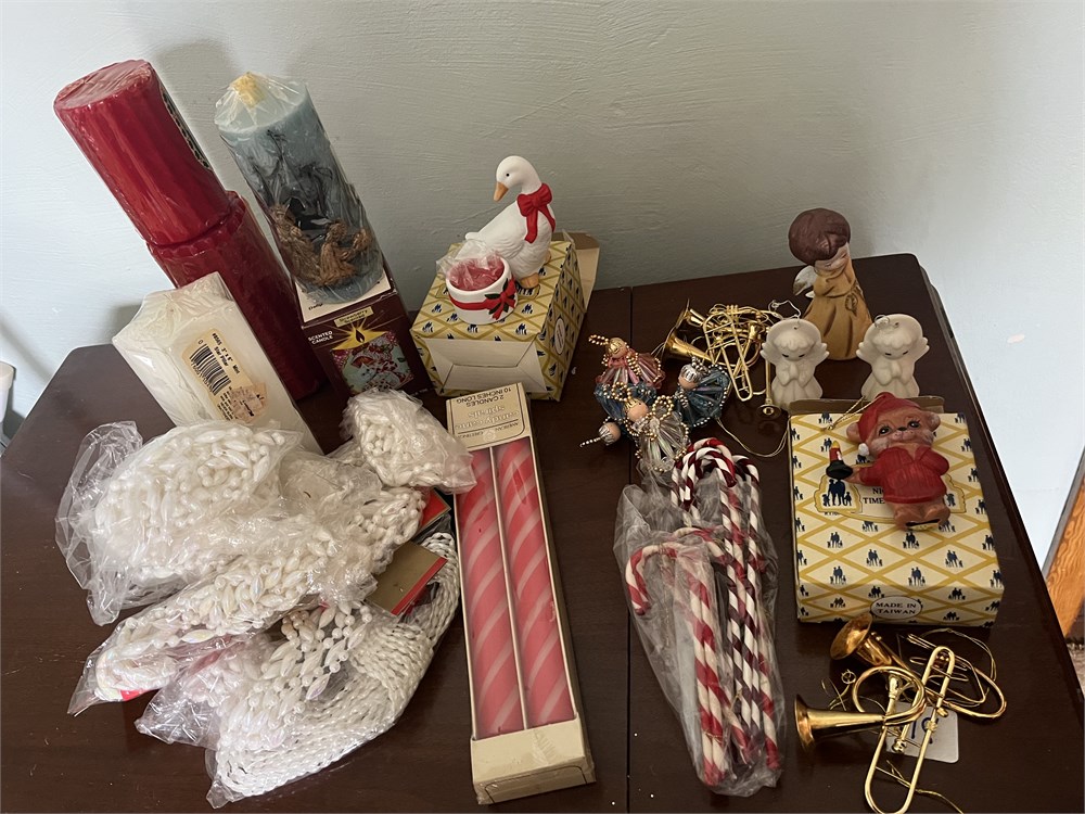 Great Finds Online Auctions - Christmas Decoration Lot