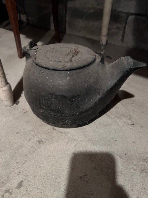 Great Finds Online Auctions - Civil War-era Cast Iron Tea Kettle