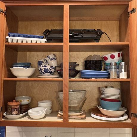 Great Finds Online Auctions - Kitchen Cupboard Clean Out
