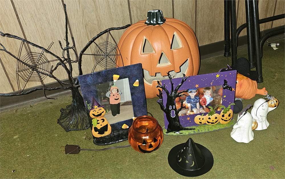 Great Finds Online Auctions - Halloween Lot