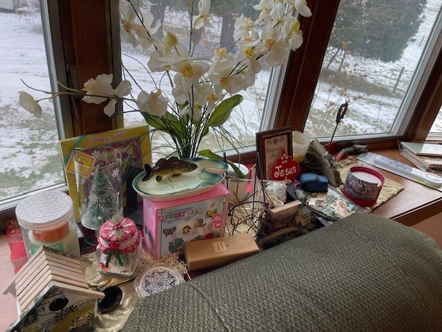 Great Finds Online Auctions - Assorted Décor Lot