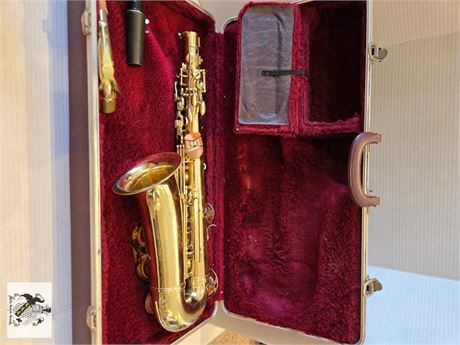 Great Finds Online Auctions - Vintage King baritone Saxophone with Case ...