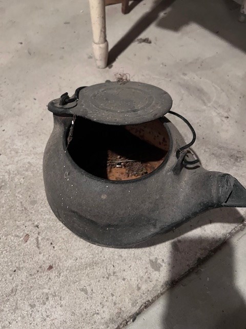 Great Finds Online Auctions - Civil War-era Cast Iron Tea Kettle