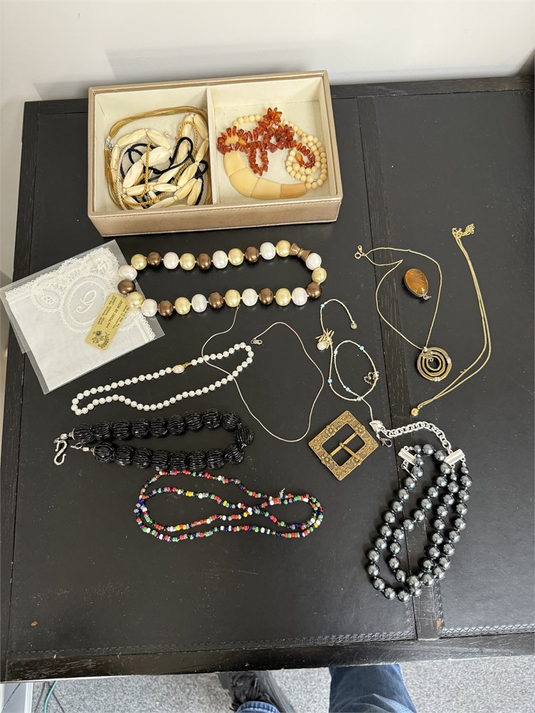 Great Finds Online Auctions - Costume Jewelry lot