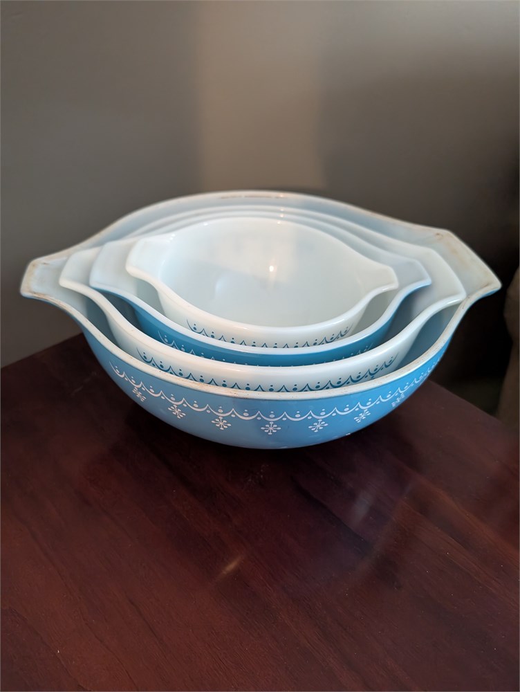 Great Finds Online Auctions - Pyrex Snowflake Garland Cinderella Mixing ...