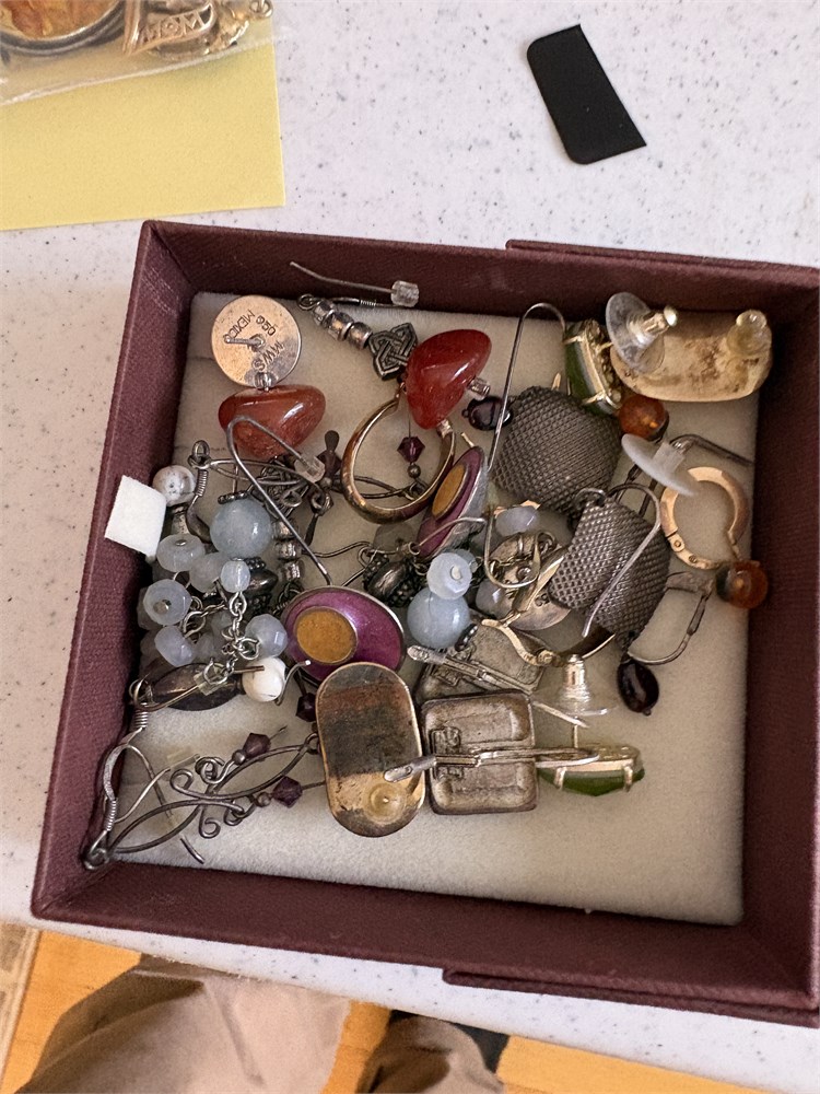 Great Finds Online Auctions - Costume Jewelry Lot