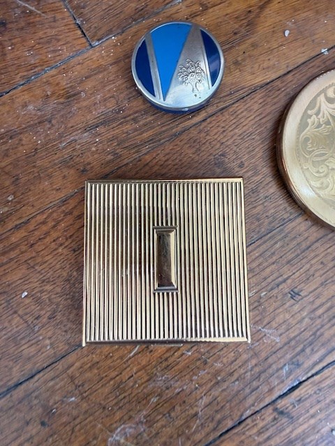 Great Finds Online Auctions - Vintage Metal Makeup Powder Compacts