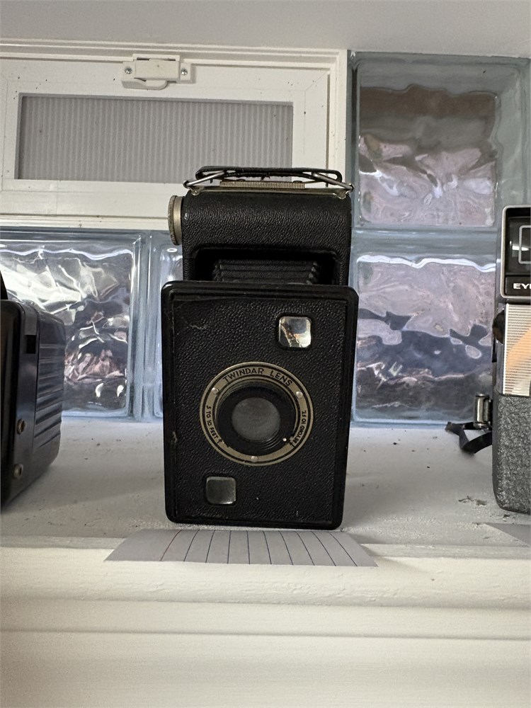 Great Finds Online Auctions - Kodak Brownie Hawkeye Box Camera Twindar ...